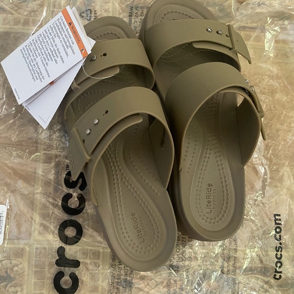 CROCS | Shoes | Croc Brooklyn Low Buckle Platform Sandals New Size 7 | Poshmark